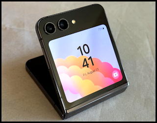 How to Change Cover Screen Design on a Samsung Flip Phone